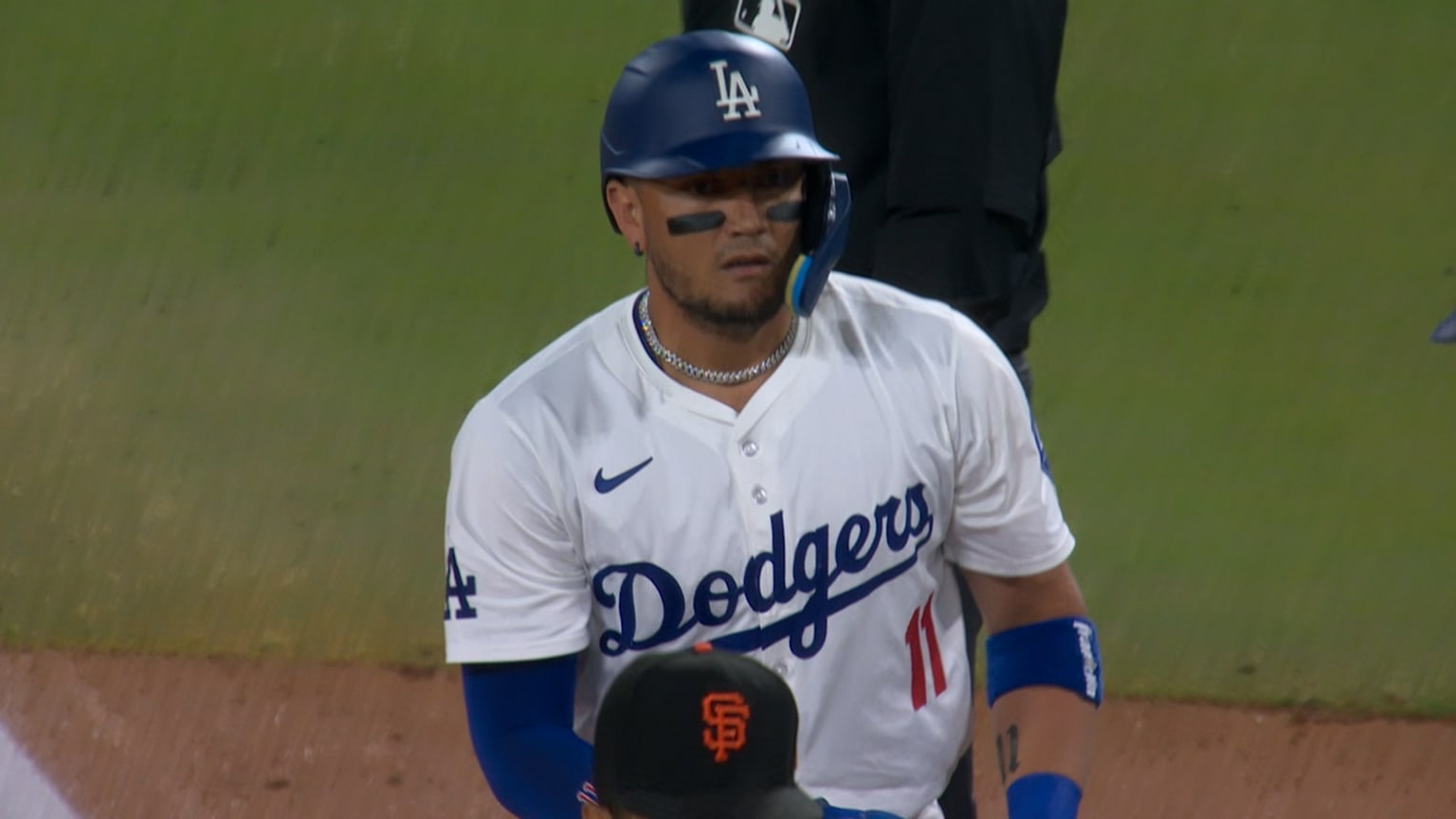 Miguel Rojas reaches, driving in Max Muncy in the 2nd | 04/03/2024 ...