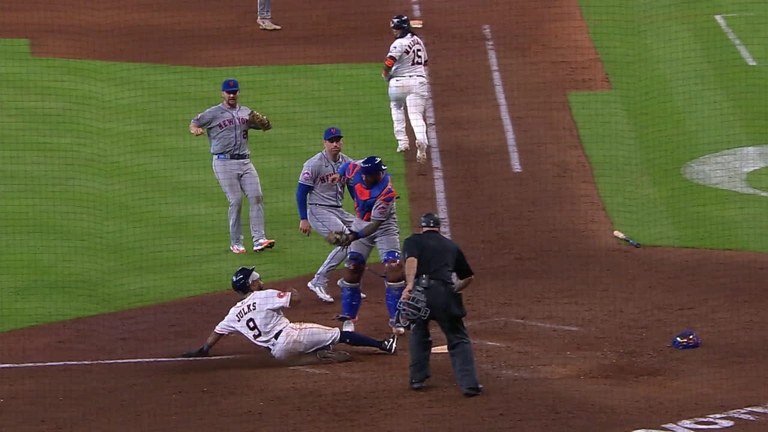 Martín Maldonado lays down a sacrifice bunt | 06/21/2023 | Houston Astros