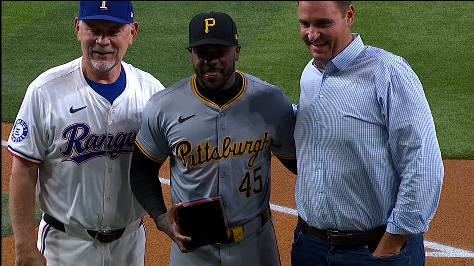 Aroldis Chapman receives his World Series ring | 08/19/2024 ...
