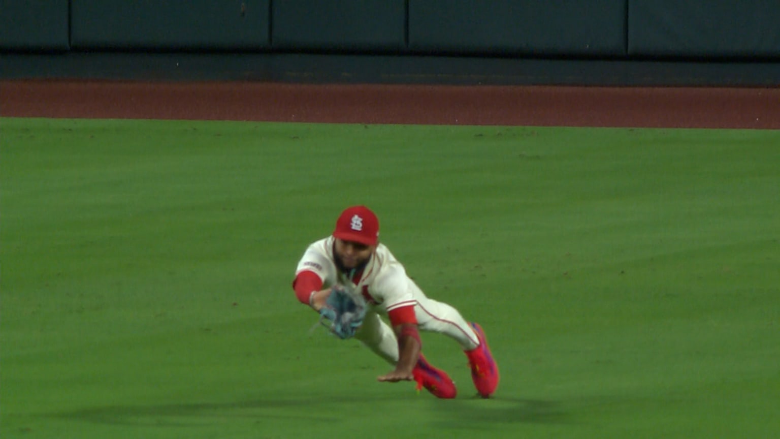 Victor Scott II's extraordinary diving catch | 09/20/2025 | St. Louis ...