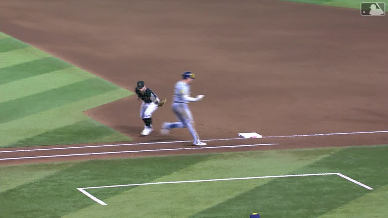 Luke Voit hits an infield single | 04/12/2023 | Milwaukee Brewers