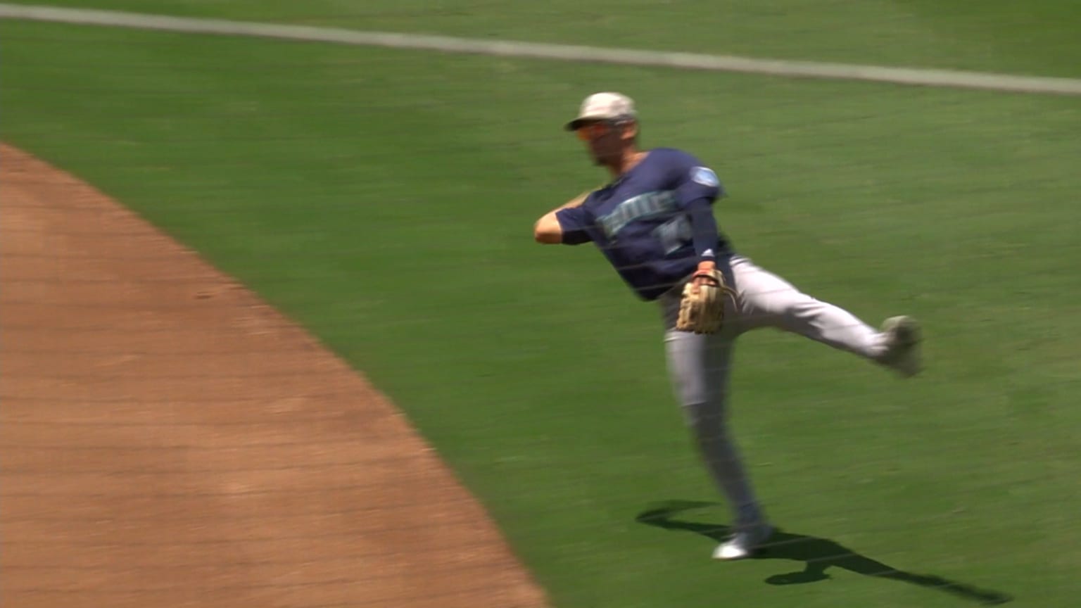 Leo Rivas extends, recovers for nice play | 05/18/2025 | Seattle Mariners