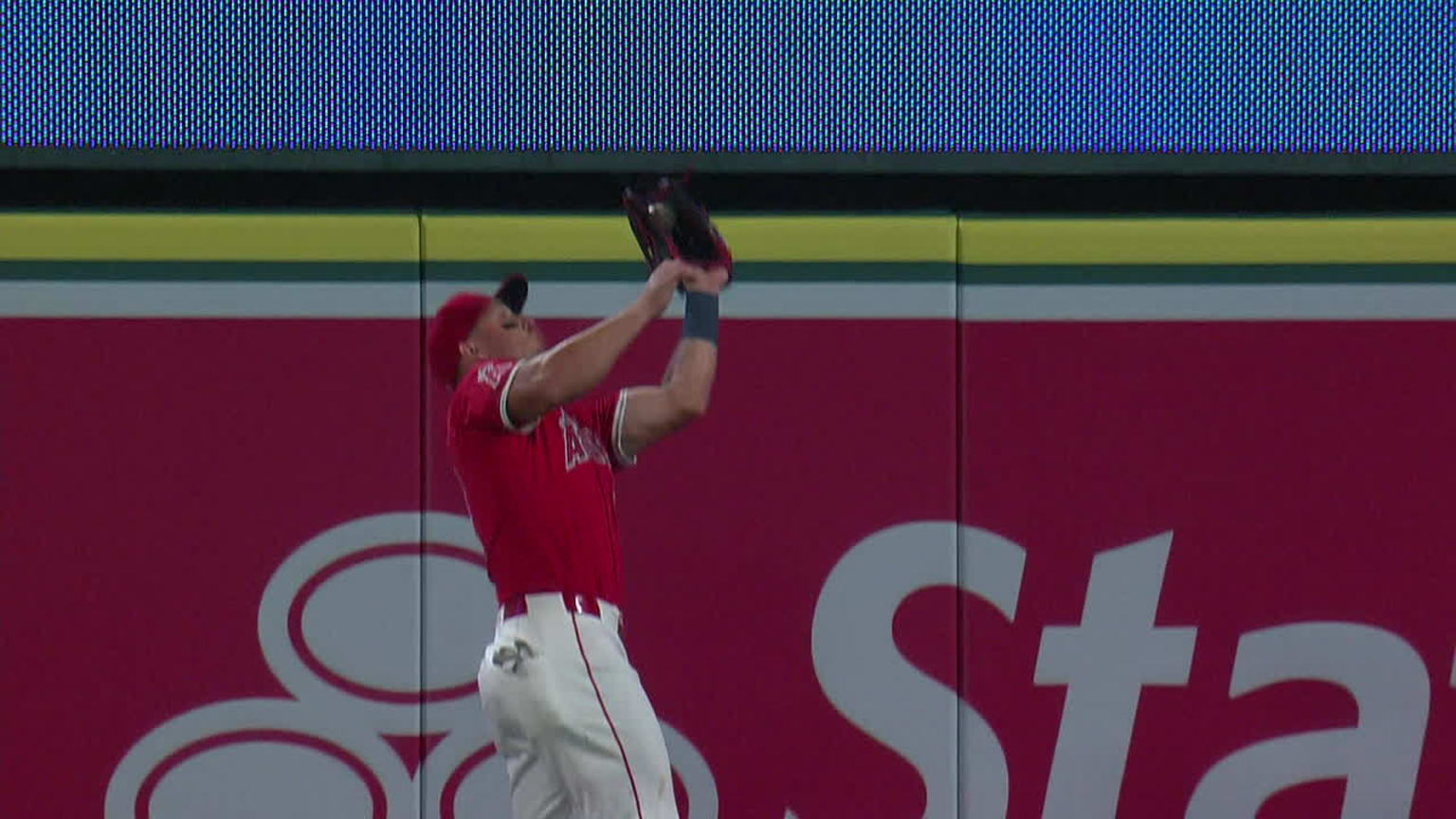 Mike Trout's jumping catch at the wall | 03/24/2025 | MLB.com