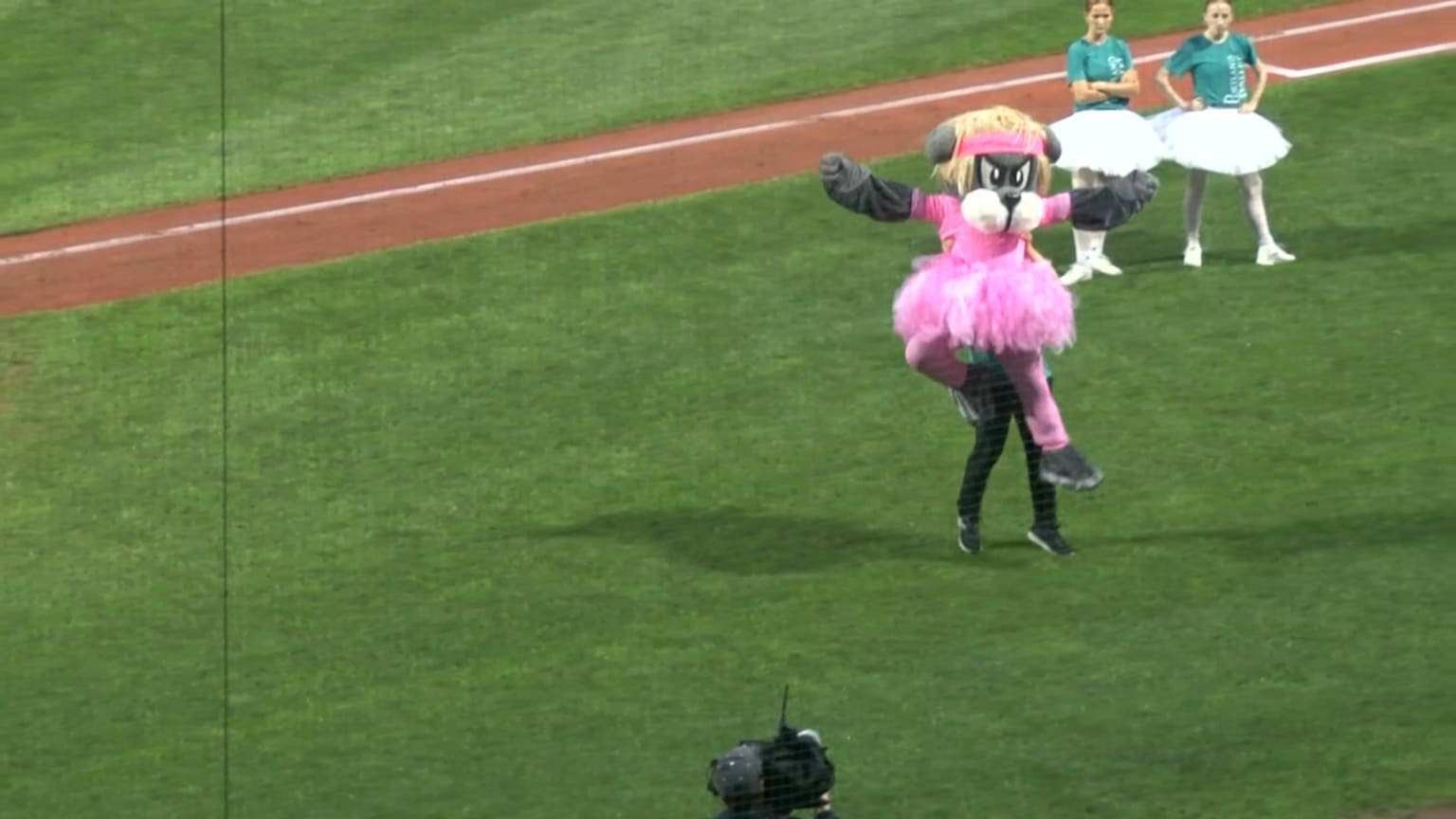 Ballet dancers do routine at baseball game | 09/13/2023 | MLB.com