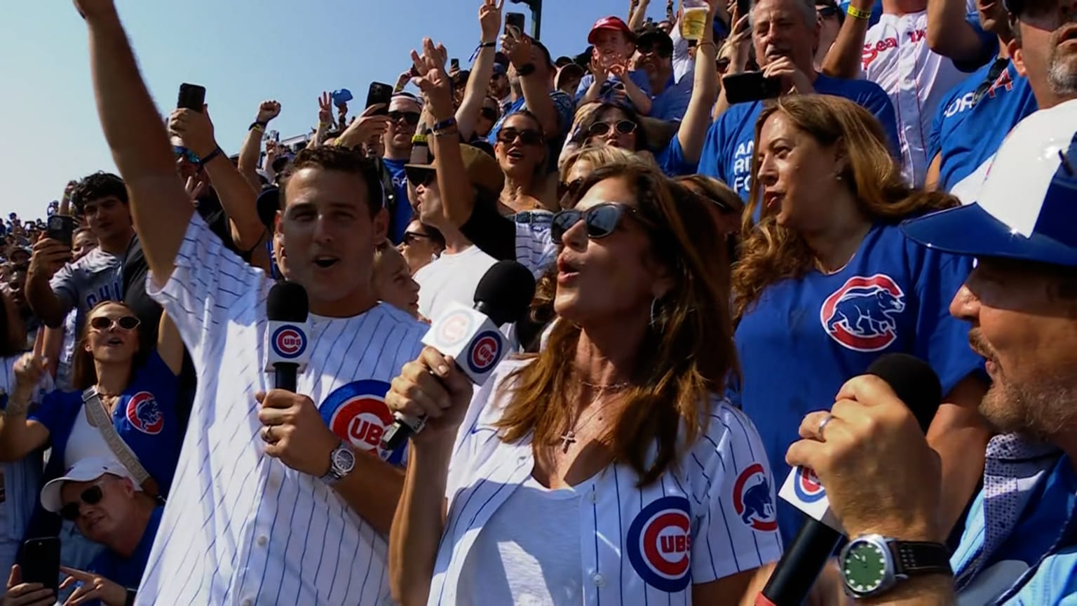 Anthony Rizzo and Cindy Crawford sing in the stands | 09/13/2025 | MLB.com