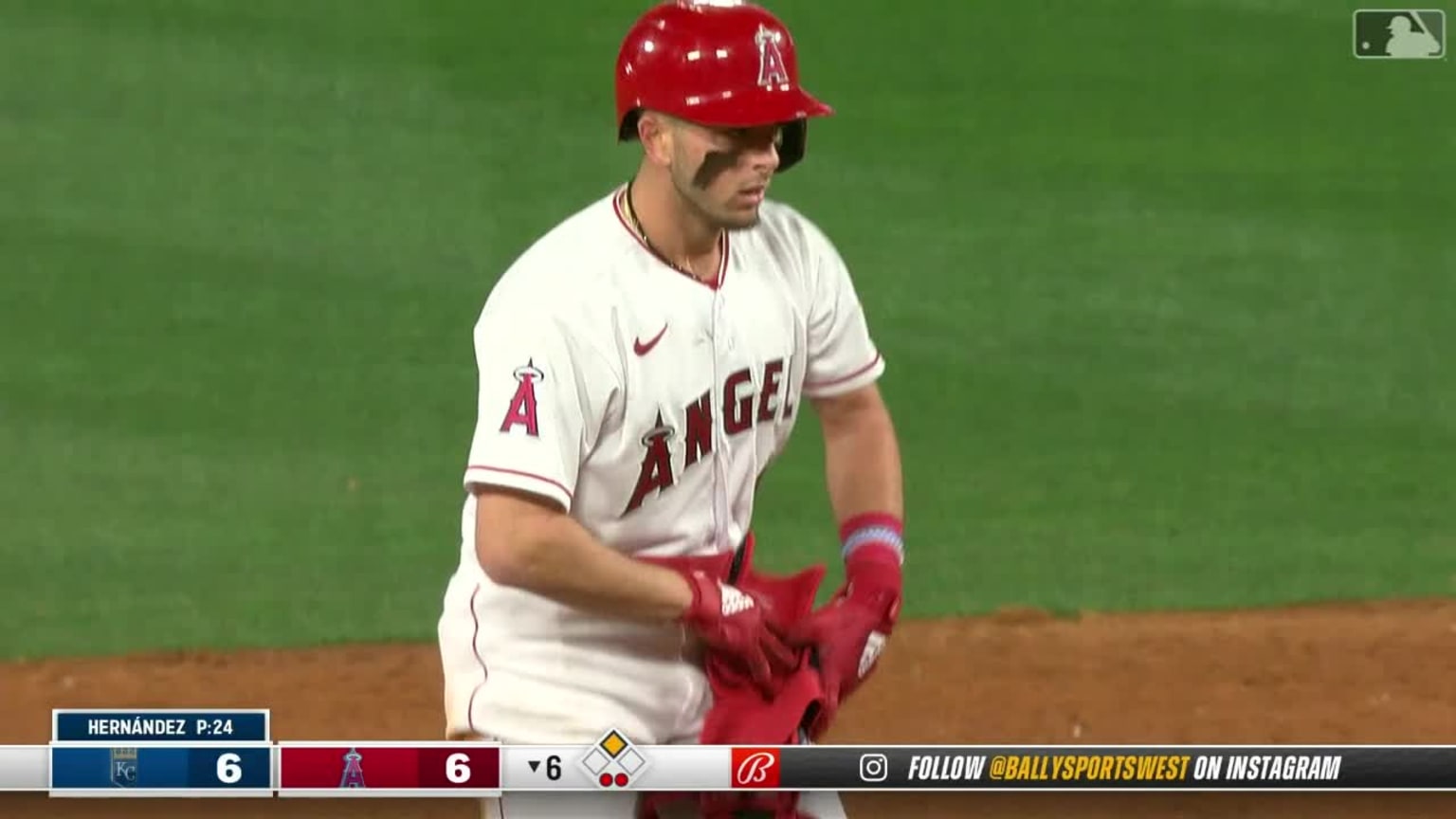 Zach Neto bloops an RBI single to right field | 04/22/2023 | Los Angeles Angels