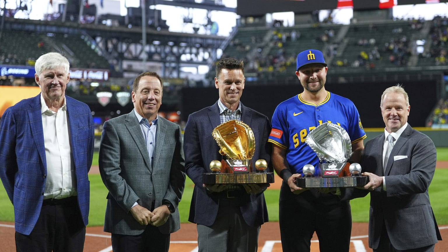 Cal Raleigh receives his Gold Glove Award | 03/28/2025 | Seattle Mariners