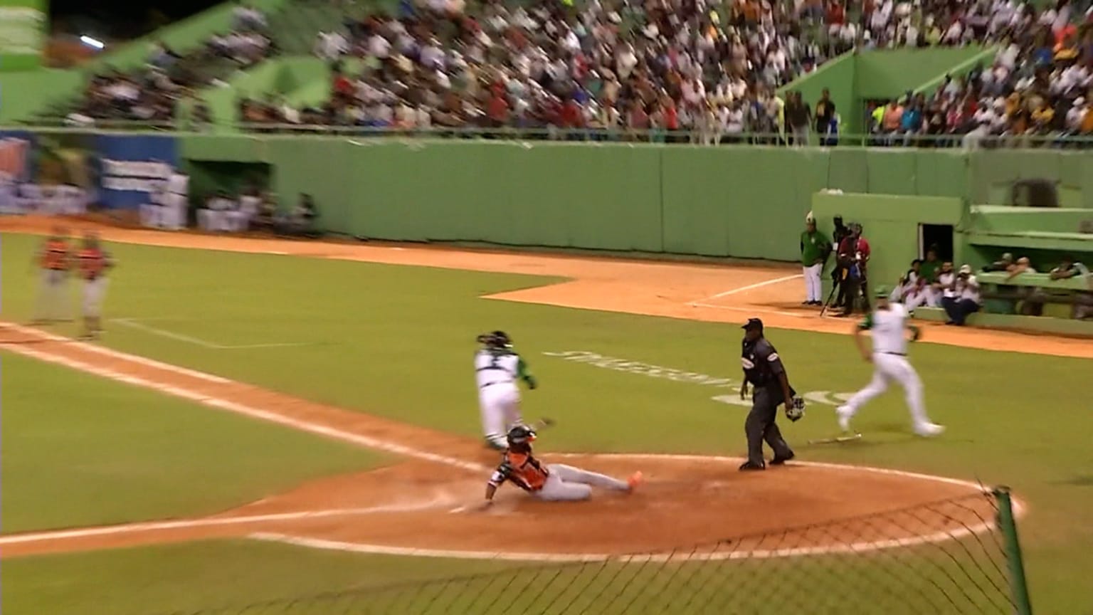 Los Toros anotan 2 en la 6ta ante las Estrellas | 11/12/2022 | Lasmayores.com