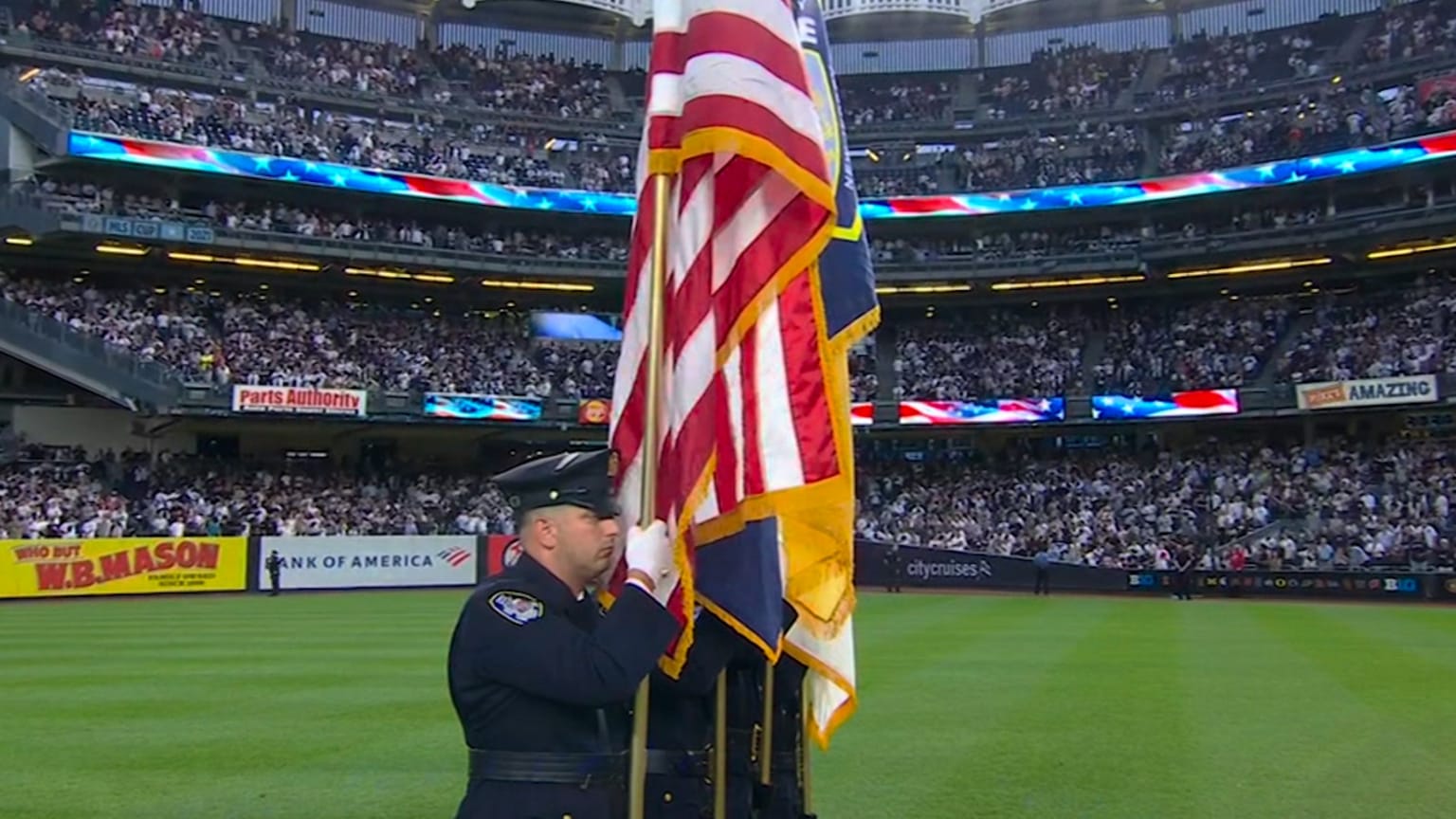 FDNY officer sings national anthem at Yankee Stadium | 09/11/2025 | New ...