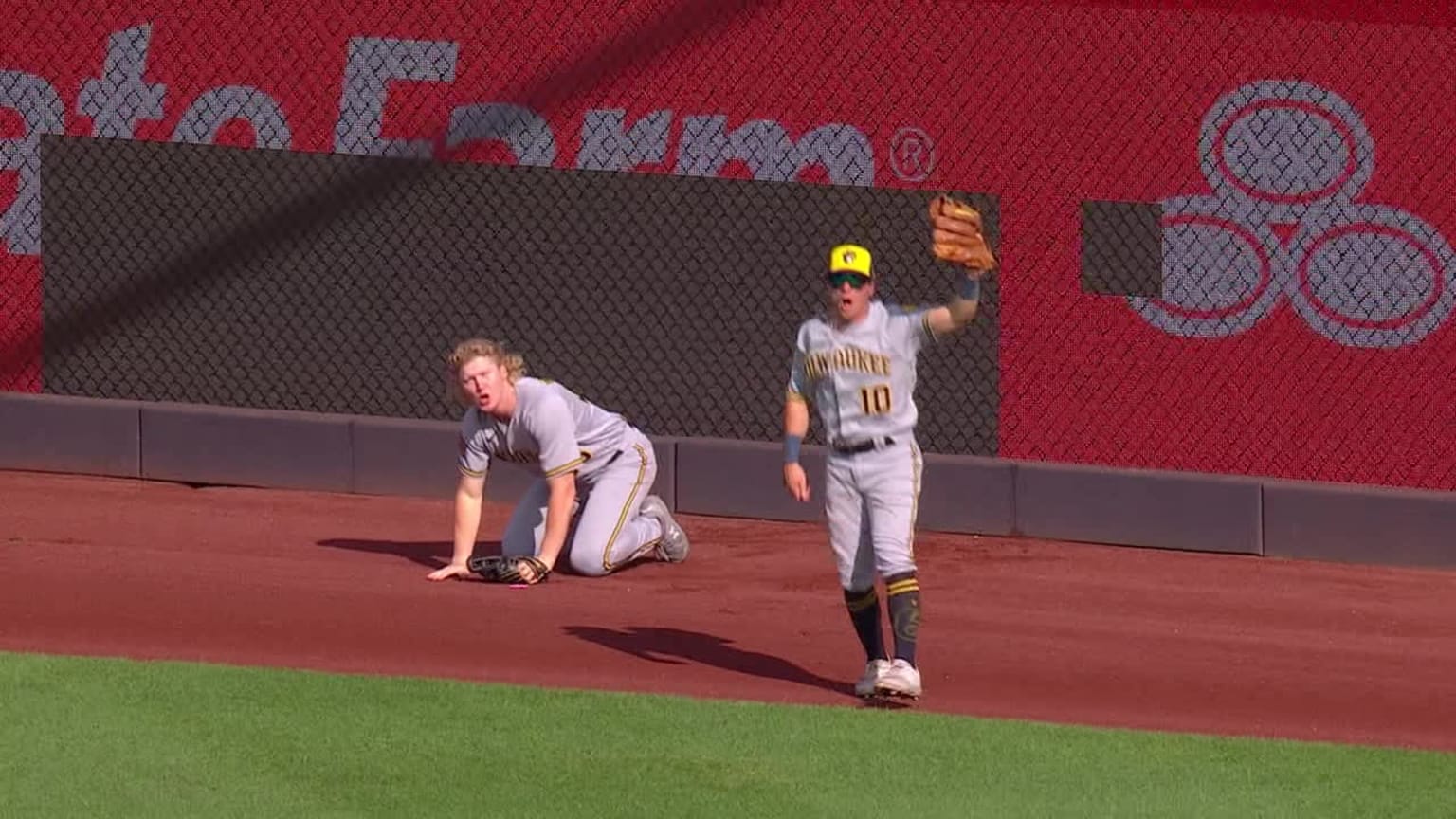 Sal Frelick makes an unbelievable catch in right | 09/10/2023 | MLB.com