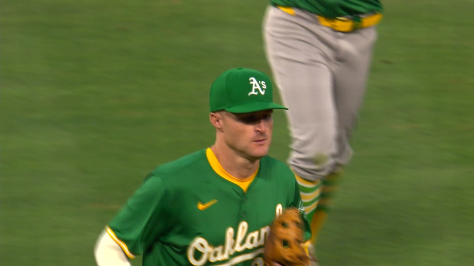 Tyler Nevin atrapa de un salto para robarse un hit | 24/06/2024 | Los ...