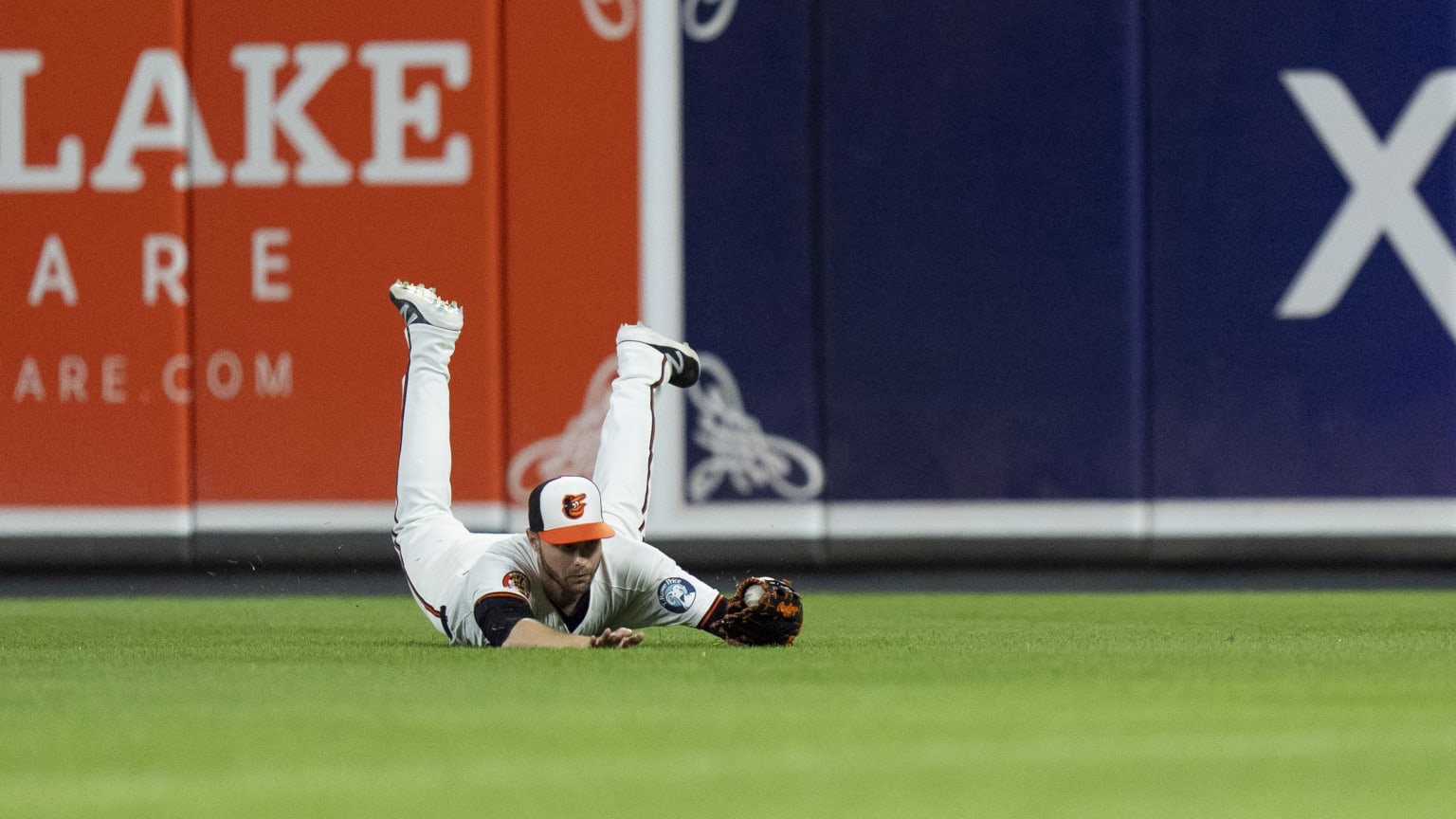 Austin Slater makes diving catch to end game | 09/03/2024 | Baltimore ...