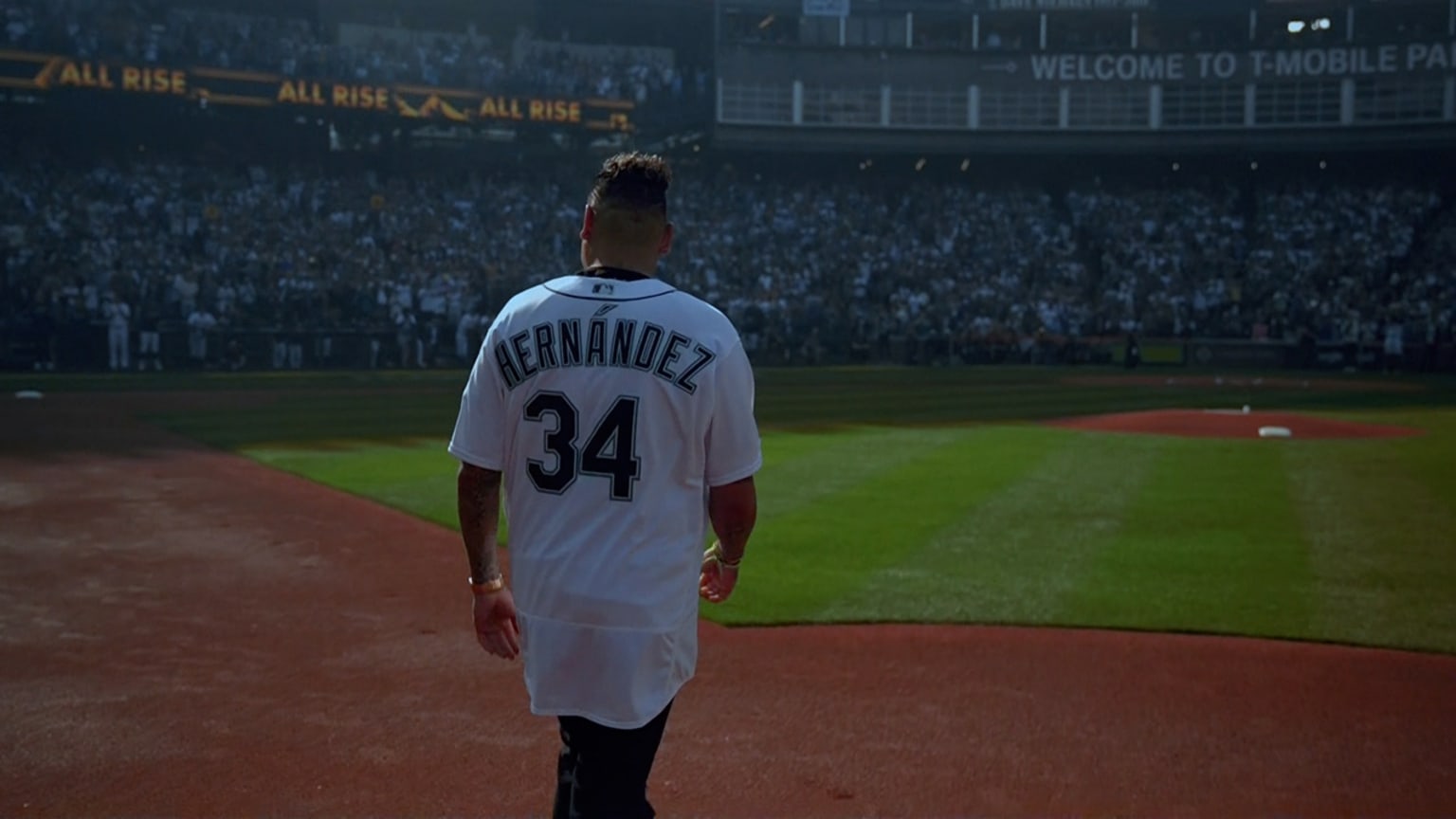 Félix Hernández throws ceremonial first pitch | 10/15/2022 | MLB.com