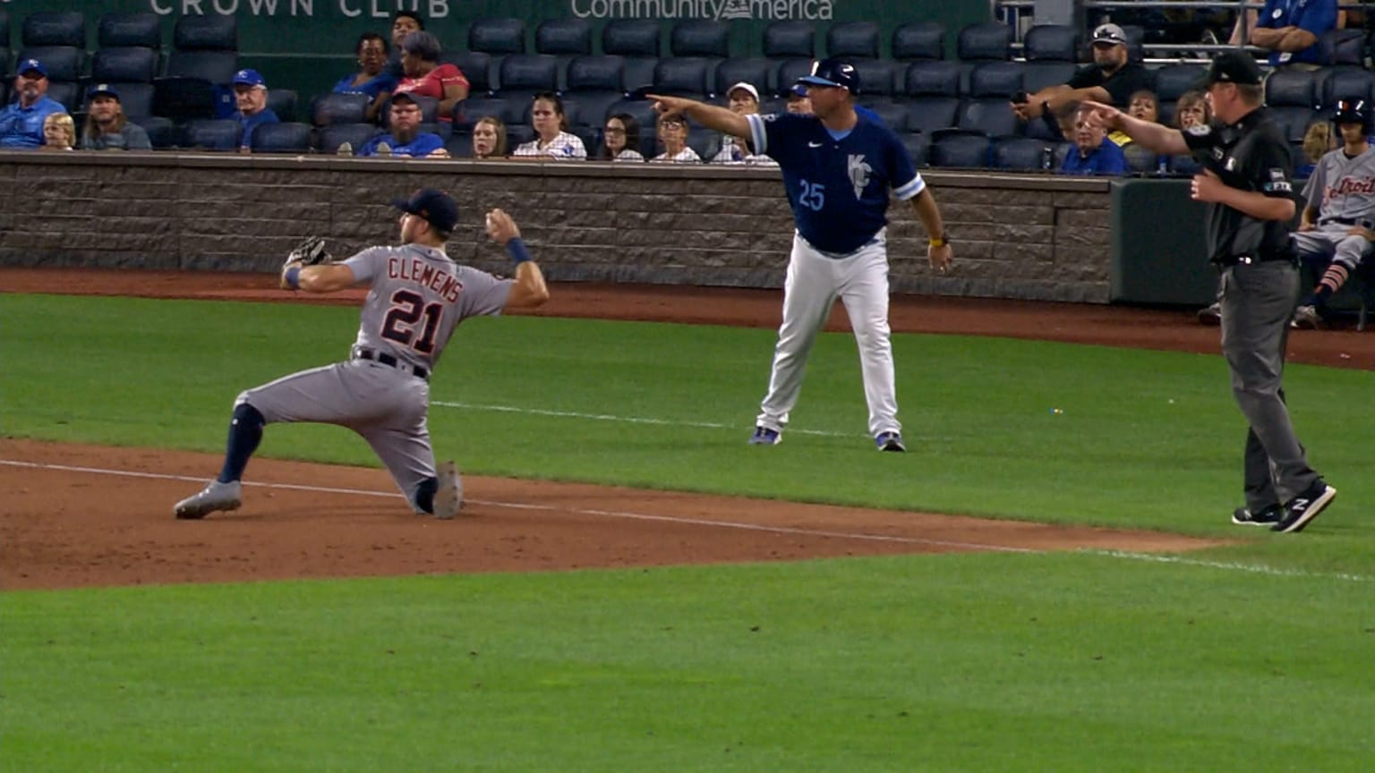 Clemens makes a diving grab at third to end the game | 09/09/2022 | MLB.com