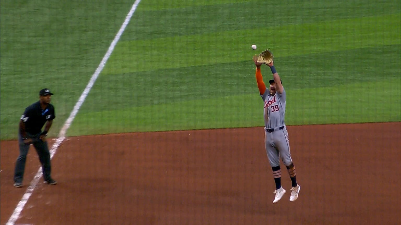 Zach McKinstry makes a leaping grab at third | 04/23/2024 | Detroit Tigers
