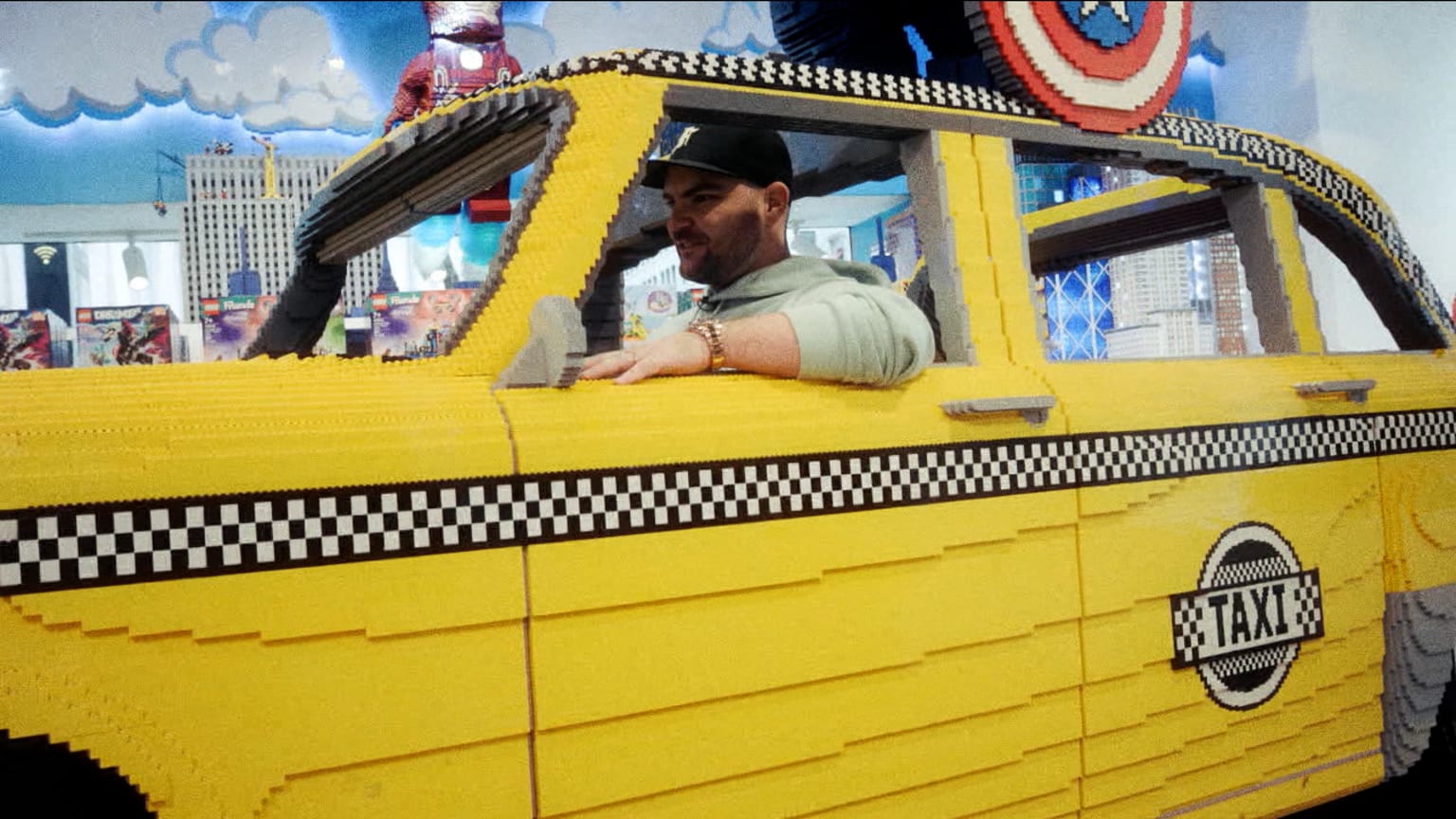 Liam Hendriks tours the LEGO store | 01/29/2024 | Seattle Mariners