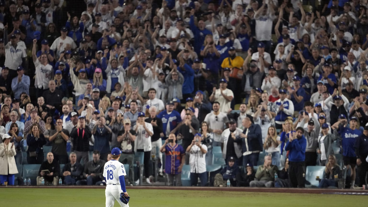 Yoshinobu Yamamoto receives standing ovation | 10/26/2024 | Los Angeles ...