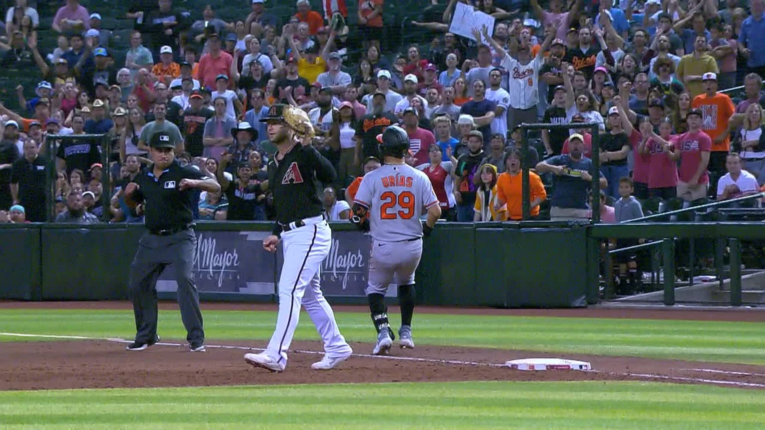 Emmanuel Rivera outs Urías after the review | 09/01/2023 | Minnesota Twins