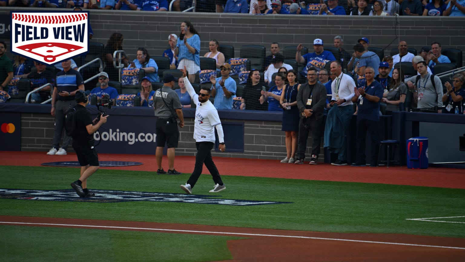 Field View: Kevin Pillar's First Pitch | 10/05/2025 | MLB.com