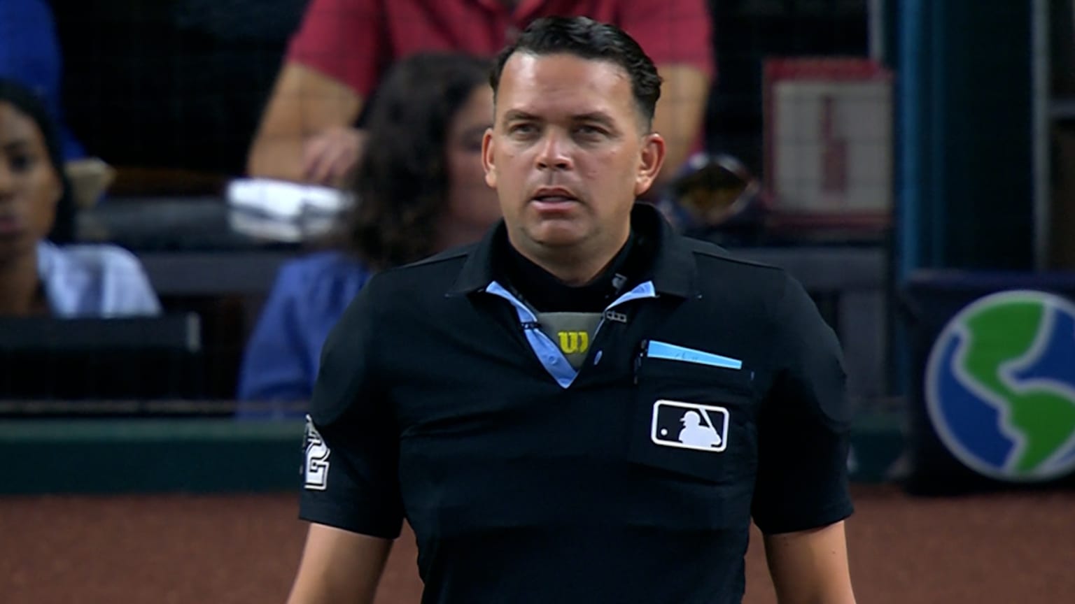 Dos umpires inician el juego debido a un retraso por | 19/06/2026 ...