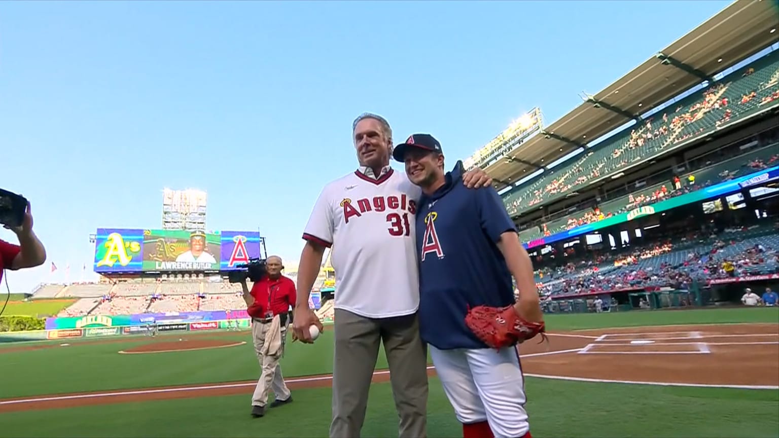 Chuck Finley joins the booth, throws out first pitch | 07/25/2024 | Los ...