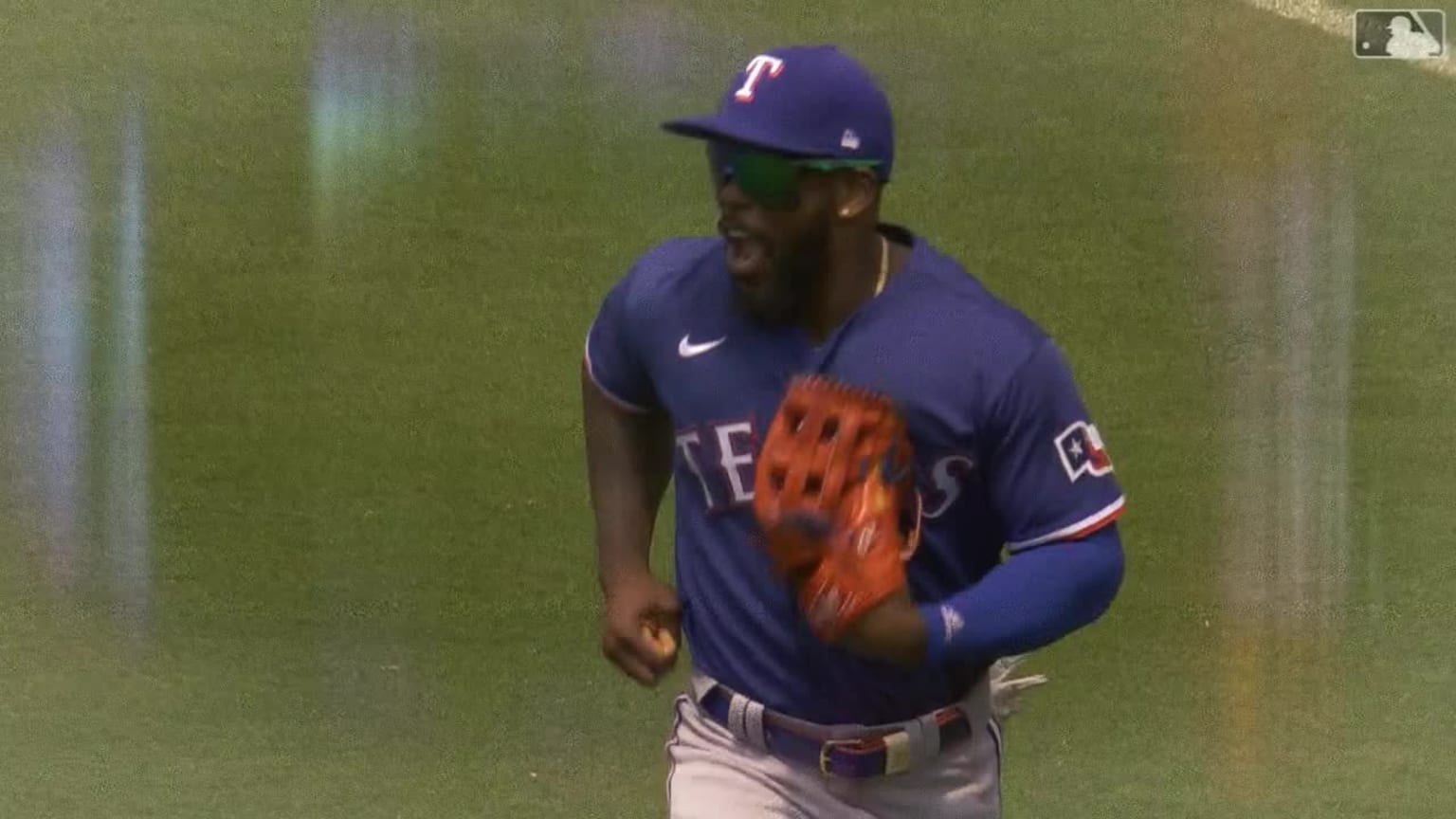 Adolis García wins his first Gold Glove Award | 11/06/2023 | Texas Rangers