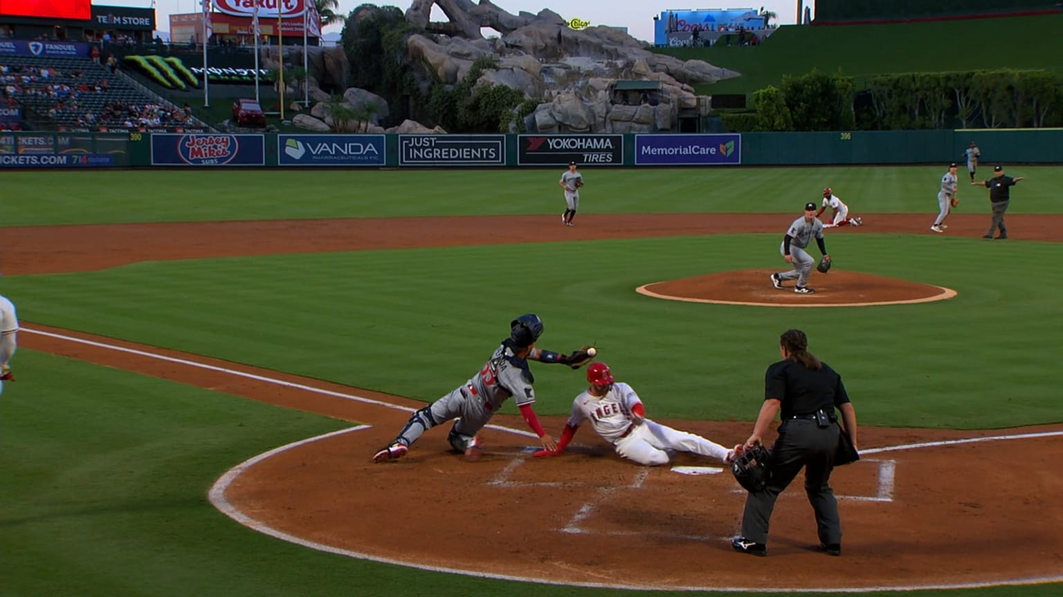 Ward se roba la goma en un doble robo en la 1era | 09/09/2025 ...