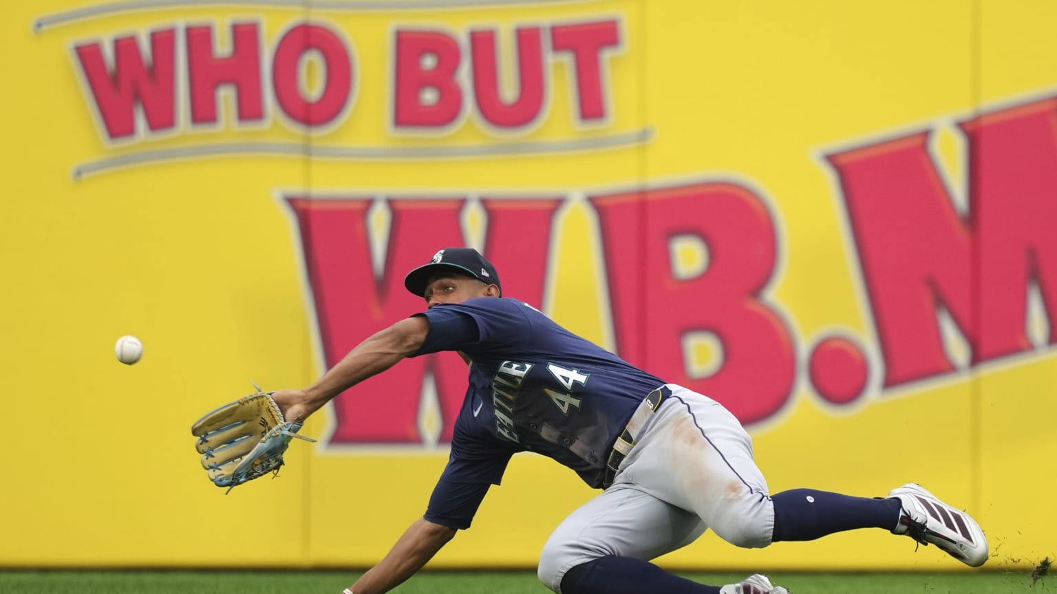 Julio Rodríguez's fantastic diving catch | 08/20/2025 | MLB.com