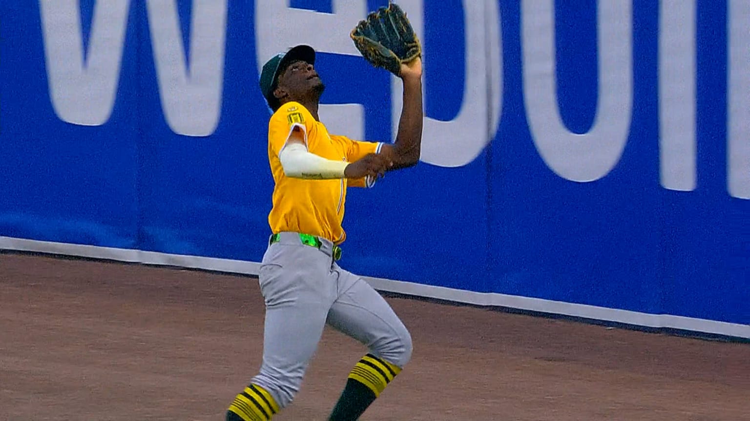 Denzel Clarke corre y captura la pelota | 30/06/2025 | Los Atléticos