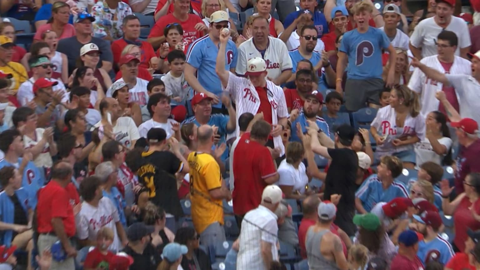 Phillies fan's barehanded catch | 07/01/2026 | MLB.com