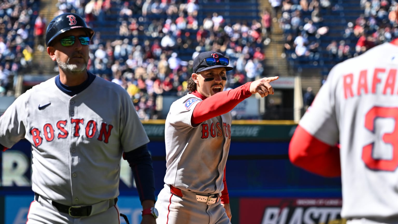 Jarren Duran exchanges words with fan | 04/27/2025 | MLB.com
