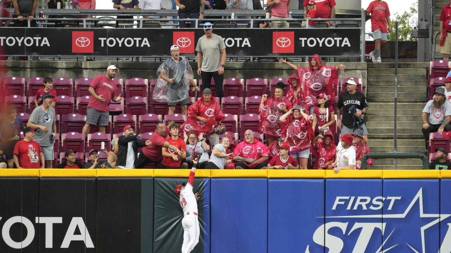 TJ Friedl's home run robbery | 08/18/2024 | Cincinnati Reds