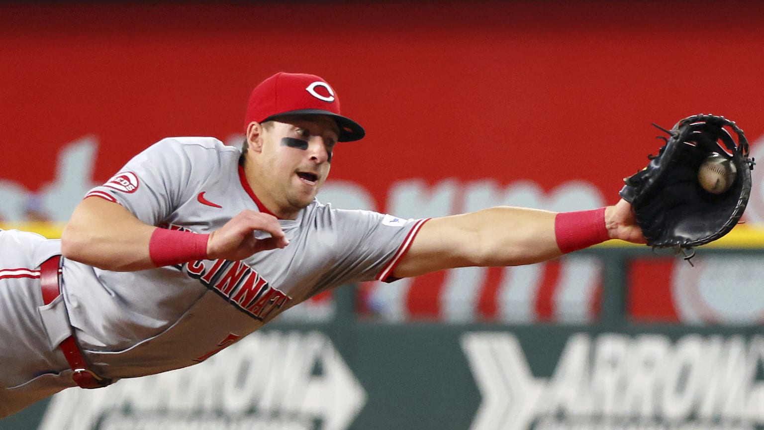Spencer Steer's diving play at first base | 04/28/2024 | Cincinnati Reds