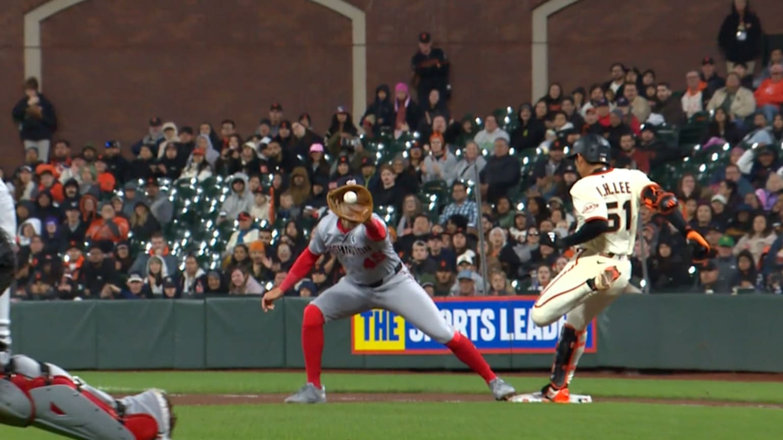 Jung Hoo Lee singles after challenge | 06/08/2026 | San Francisco Giants