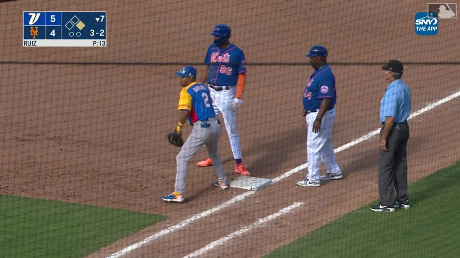 Jose Ruiz picks off Alex Ramírez at first base | 03/09/2023 | MLB.com