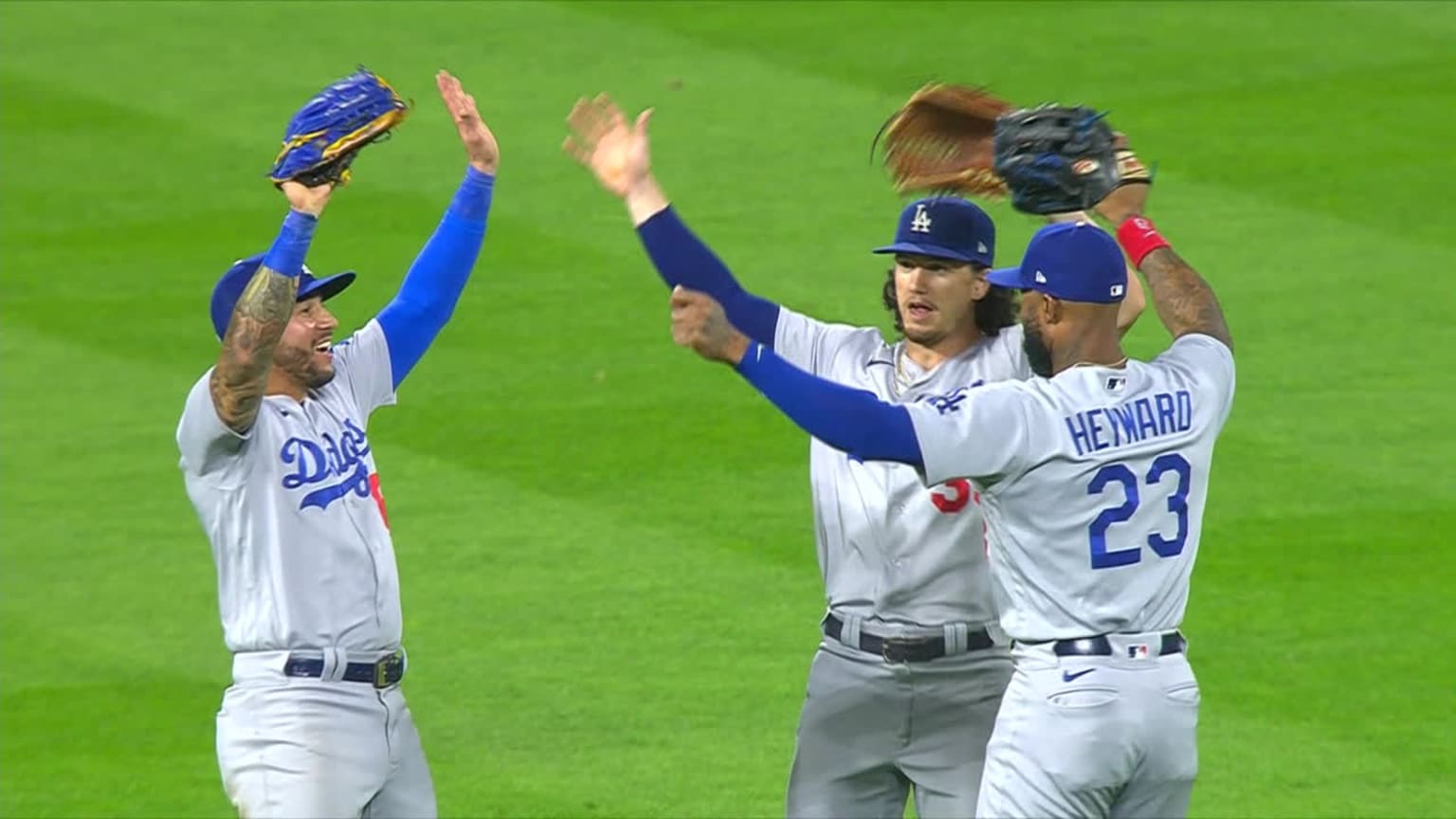 Alex Vesia gets a flyout for final out of the game | 09/27/2023 | Los ...