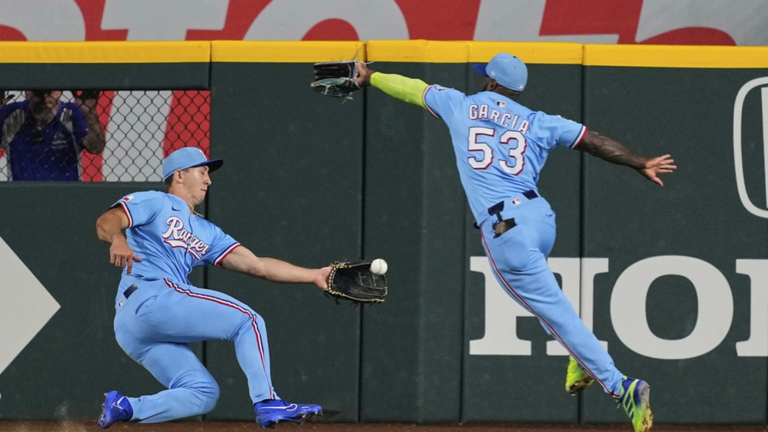 Wyatt Langford's slick sliding catch | 08/10/2025 | Texas Rangers