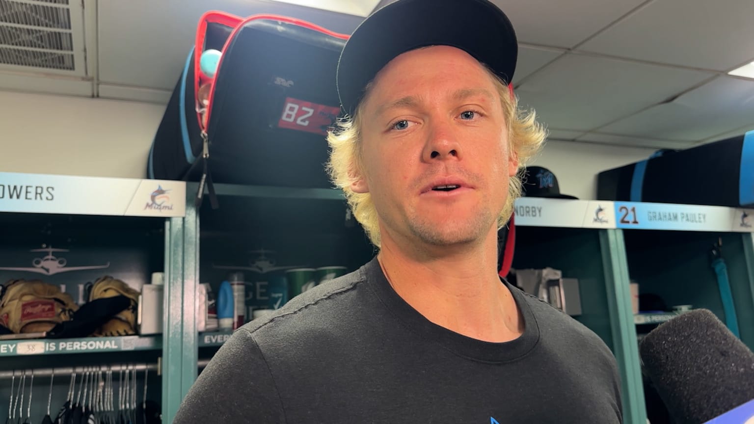 Kyle Stowers on left side injury | 08/17/2025 | Miami Marlins