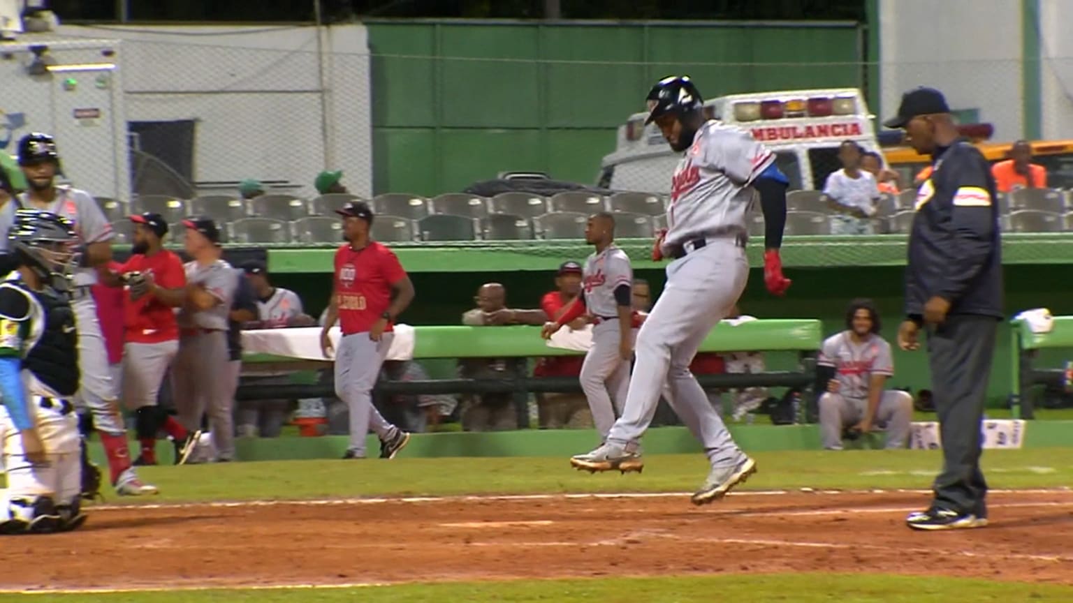 Sandro Fabián pega HR de 2 carreras al jardín central | 30/10/2022 ...
