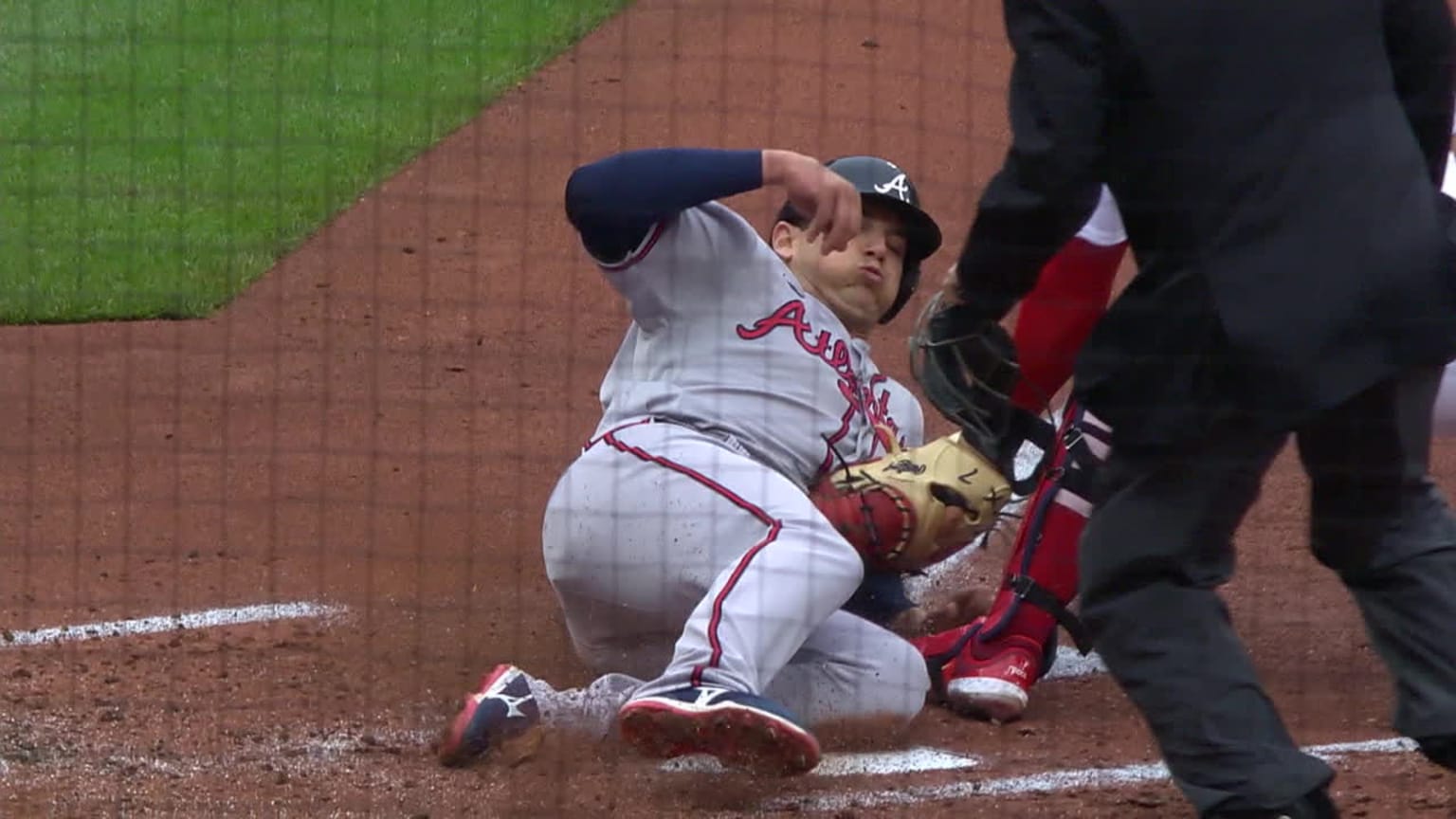 Ozzie Albies serves a sacrifice fly to left field | 04/05/2023 ...