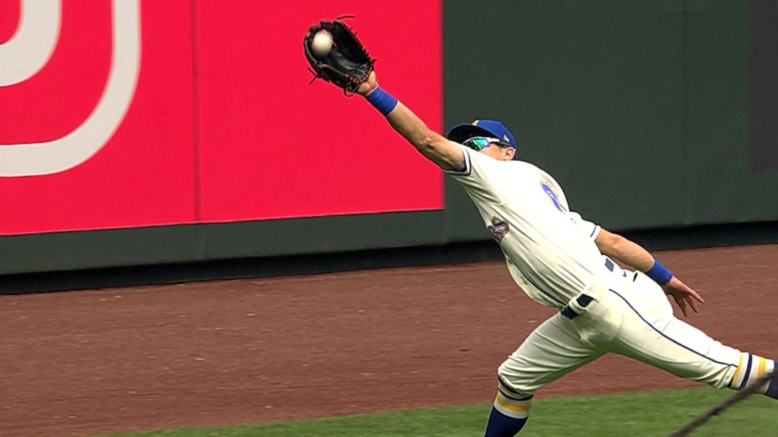 Daily Dash: Mitchell dives, Haggerty lays out | 09/12/2022 | MLB.com