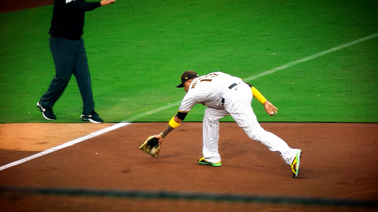 Daily Dash: Hernandez robs homer, Machado's neat play | 06/06/2023 ...