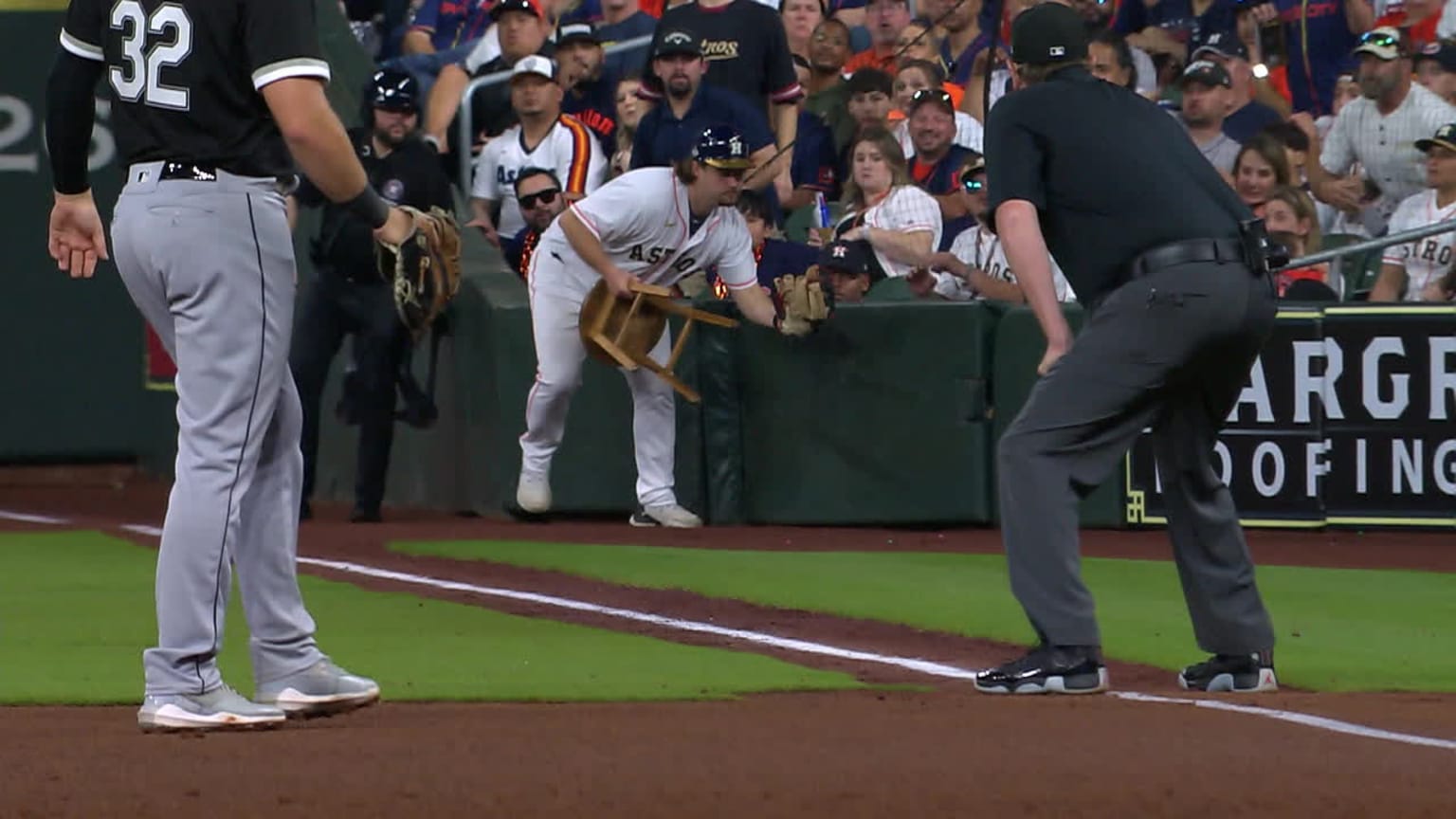 Astros' ballboy makes a slick grab with the glove | 03/31/2023 ...
