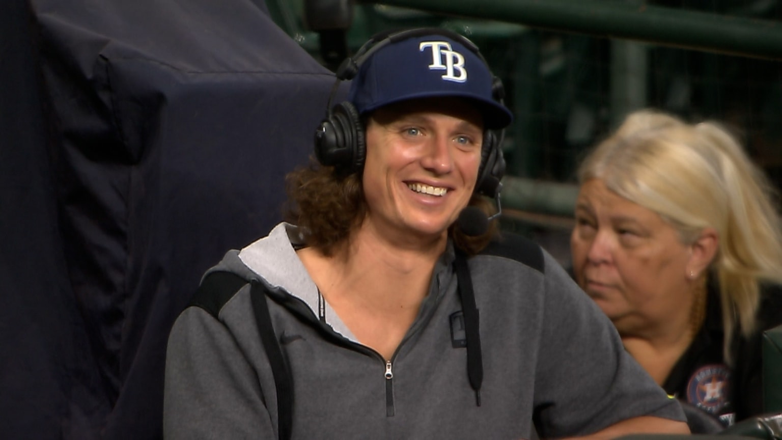 Tyler Glasnow grabs the headsets and joins the crew | 10/01/2022 ...