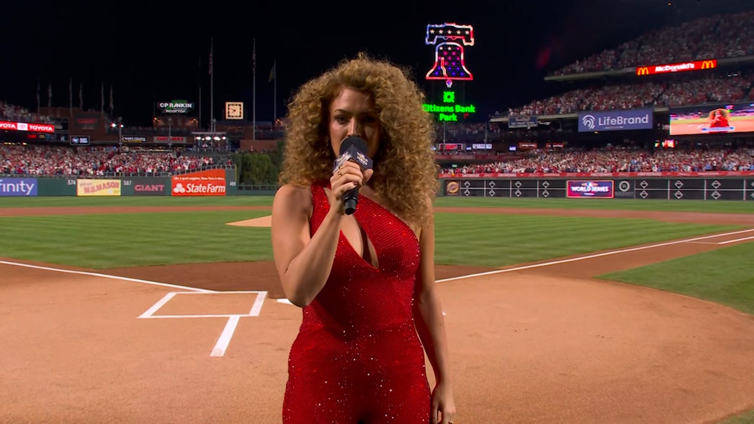 Madison Watkins interpreta el himno nacional | 02/11/2022 | Lasmayores.com