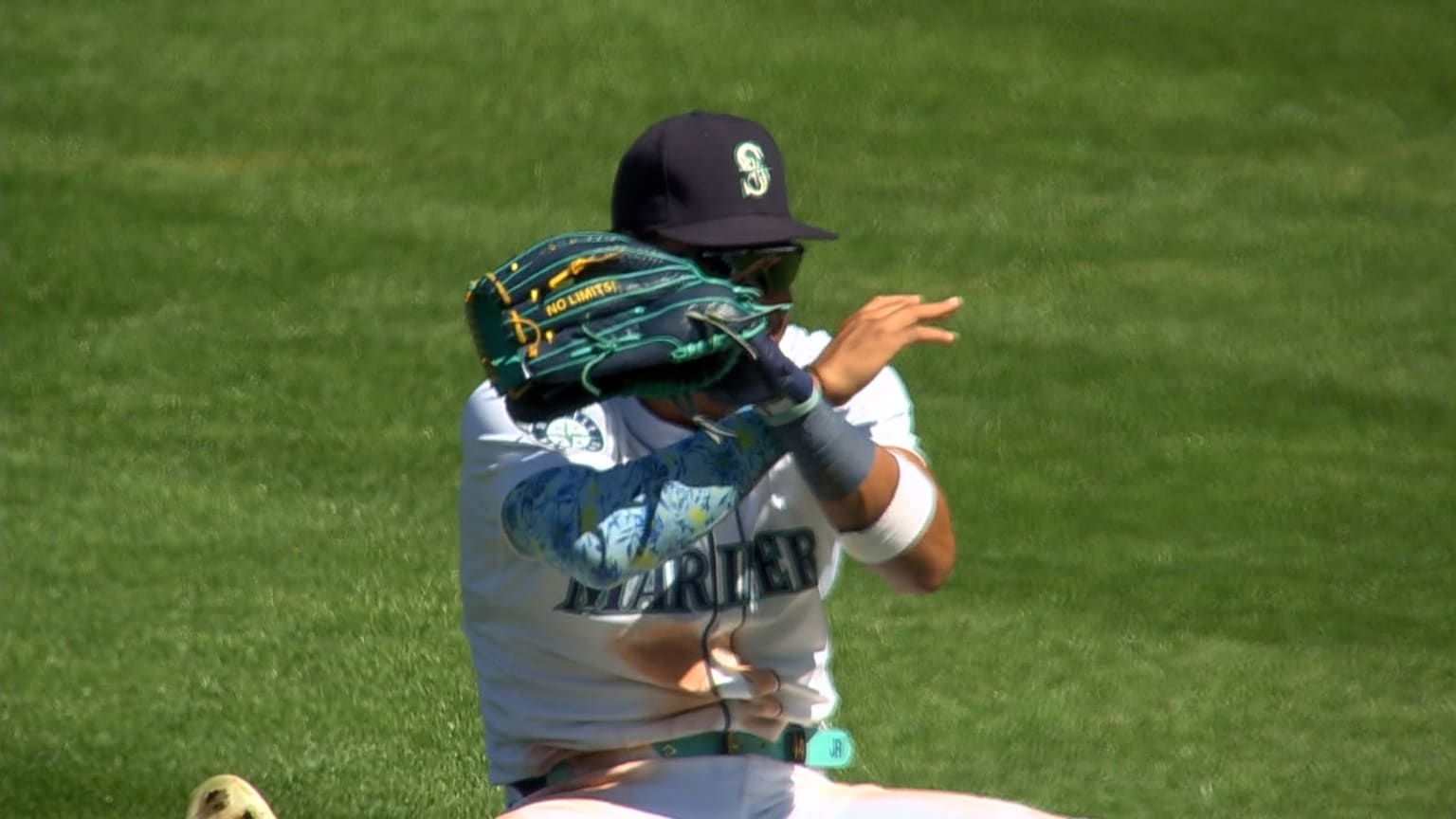Julio Rodríguez's sliding grab | 08/28/2024 | Seattle Mariners