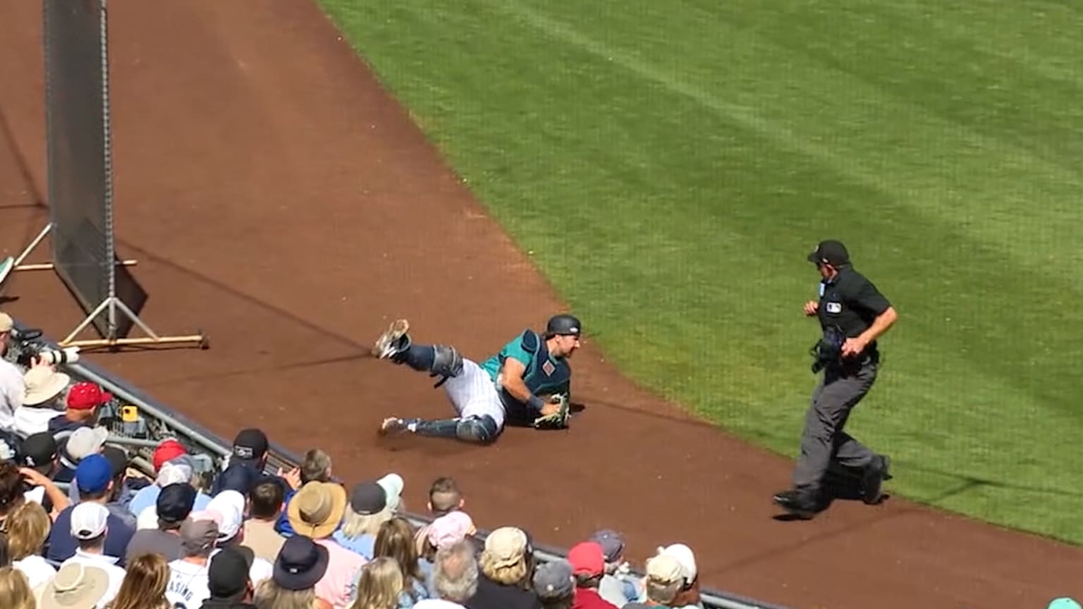 Cal Raleigh's sliding catch | 03/18/2025 | Seattle Mariners