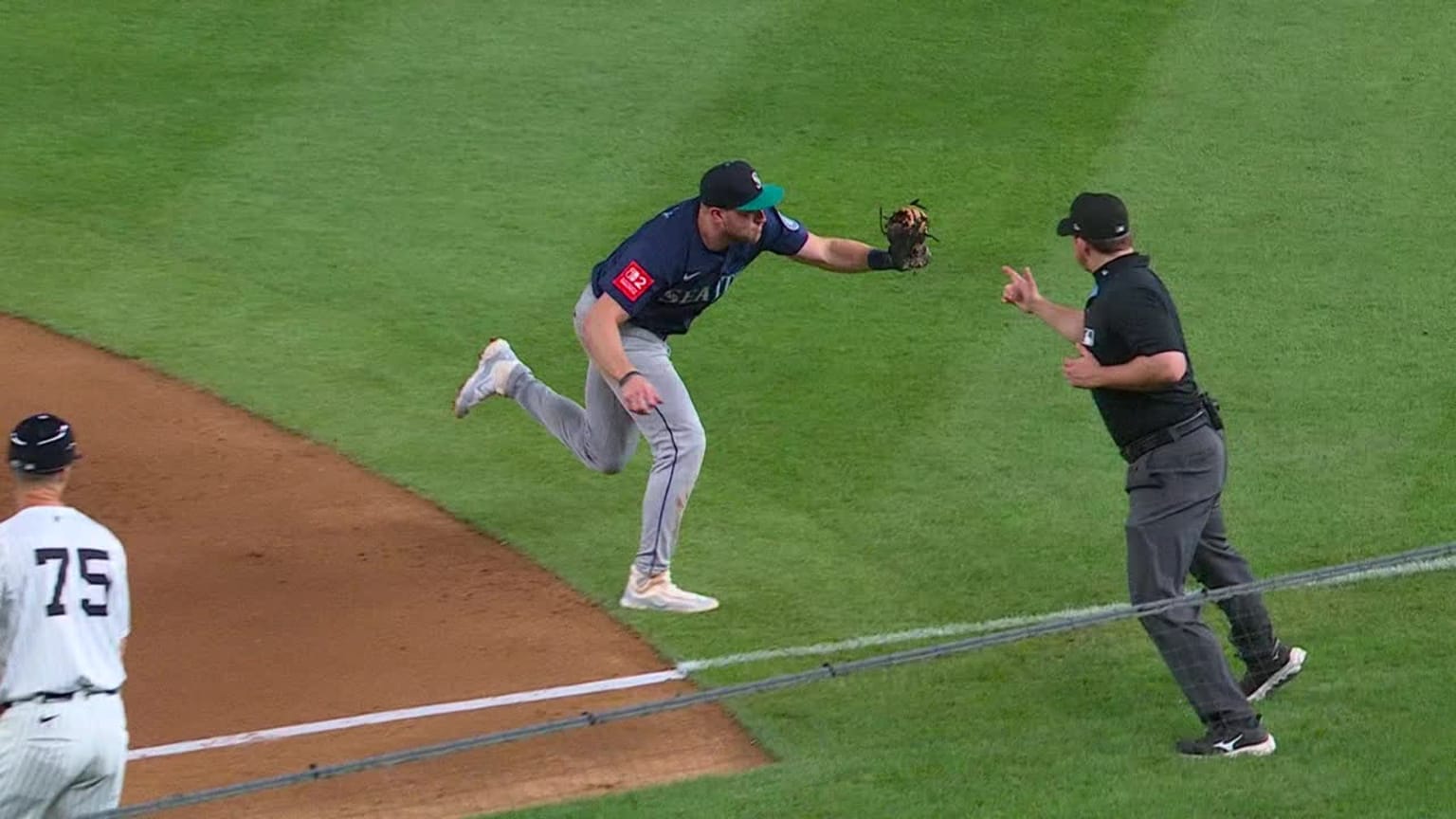 Luke Raley's smooth play at first | 07/10/2025 | Seattle Mariners