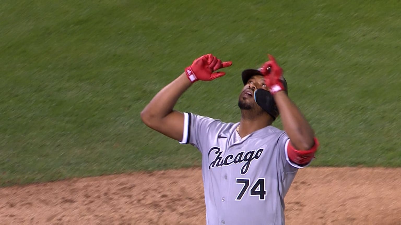 Eloy Jiménez lifts a homer to left, 8-0 White Sox | 09/08/2022 | MLB.com