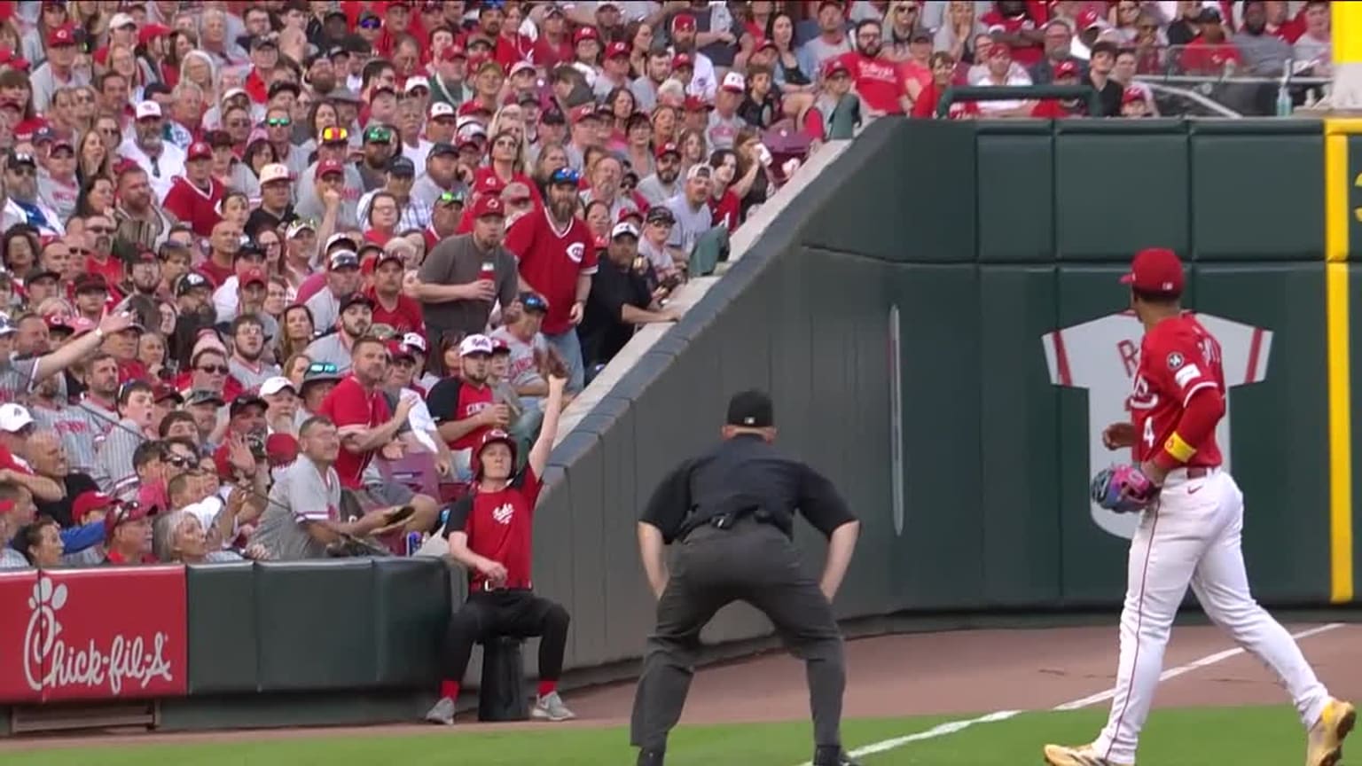 Reds' ball boy makes great catch on liner | 05/14/2025 | Cincinnati Reds